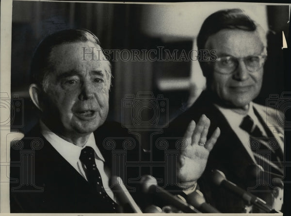 1975 Press Photo House Speaker Carl Albert & Rep Henry Reuss in Capitol ...