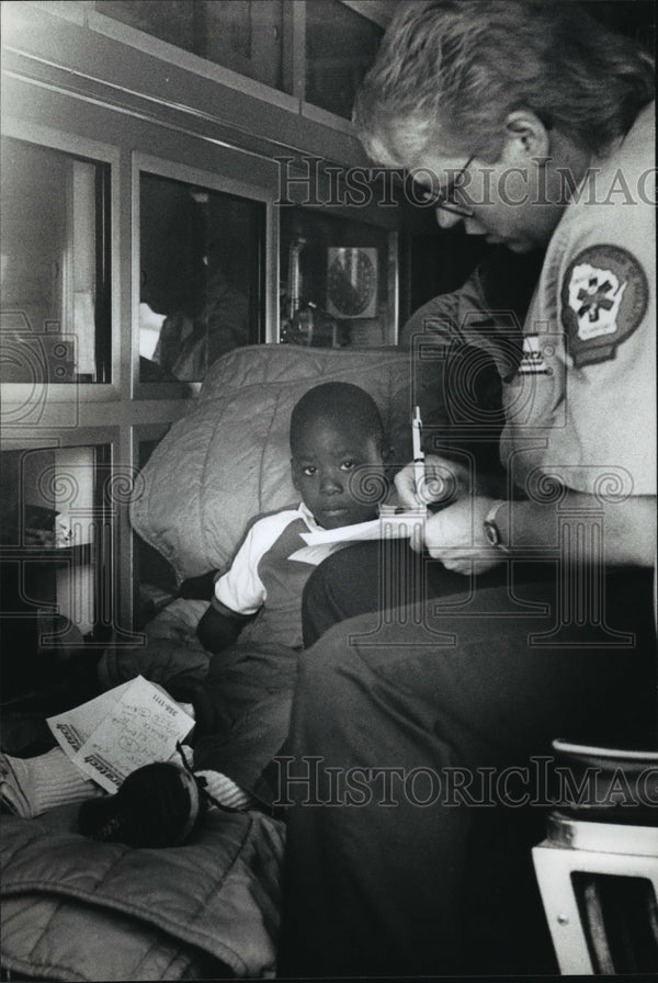 1990 Press Photo Paramedics treating children in school bus & truck ...