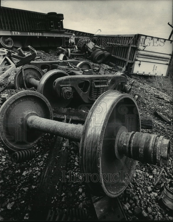 1986 Press Photo A rail official looked over the derailed cars ...