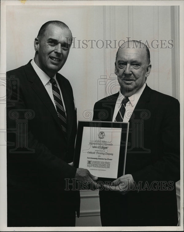 1965 Press Photo David V. Uihlein presenting an award - Historic Images