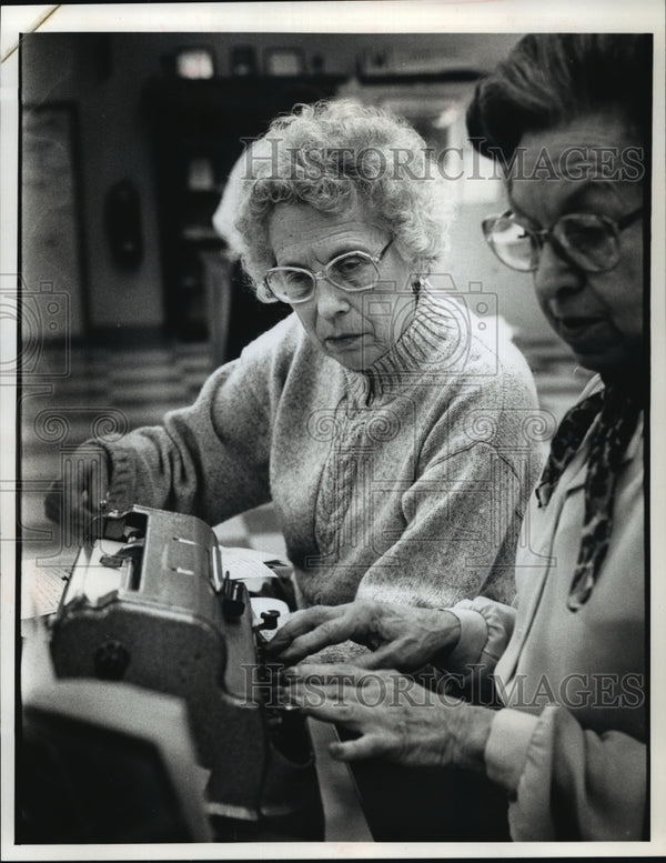 1990 Press Photo Viola Miller watched Sylvia Bunzel reproduce book on ...