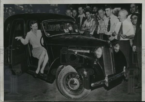 1945 Press Photo Miss Elizabeth Timberman got in behind right hand ...