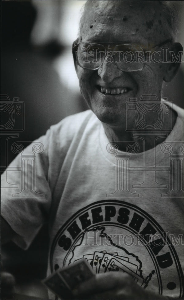 1994 Press Photo Ray Koch wears his sheepshead T-shirt during a ...