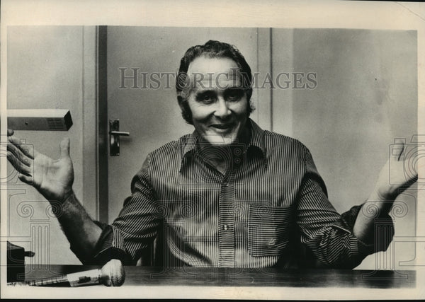 1975 Press Photo British train robber Ronald Biggs is relaxed ...