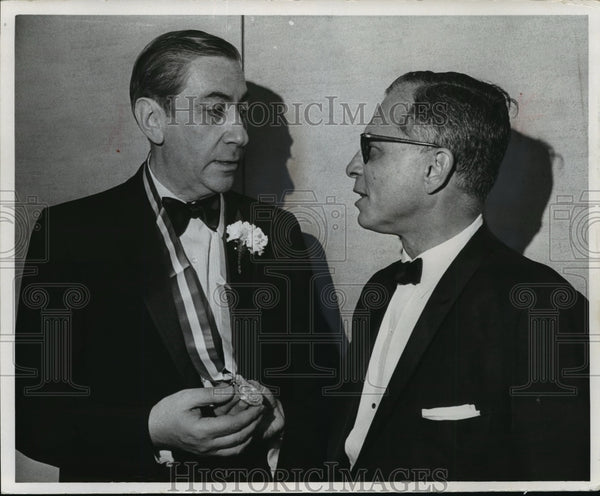 1966 Press Photo Ben Barkin talked to Leo Cherne at the Pfister hotel ...