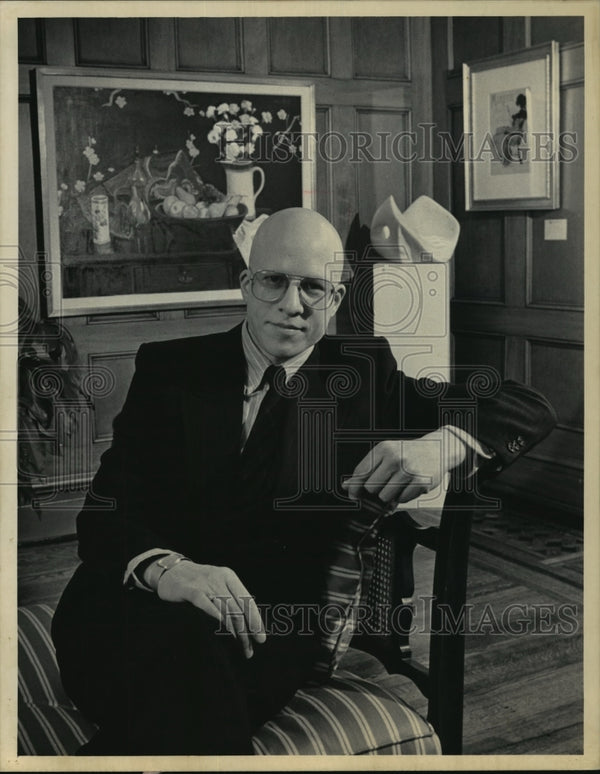 1986 Press Photo David J. Barnett, owner of the David Barnett Gallery ...
