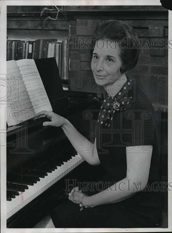 1967 Press Photo Mrs John Anello, first honorary member of the Opera ...
