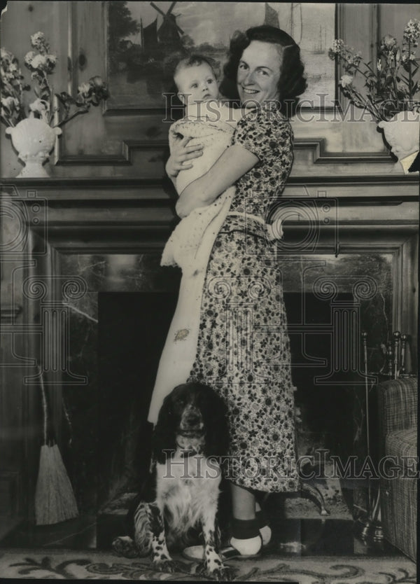 1938 Press Photo Mrs William G Brumder holding 4mo old daughter June ...