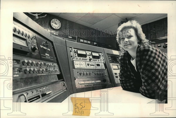 1985 Press Photo WOKY's Margaret Odya with new AM stereo broadcasting ...