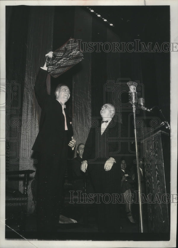 1957 Press Photo Governor Williams Holds Carpetbag At Convention In Ma ...
