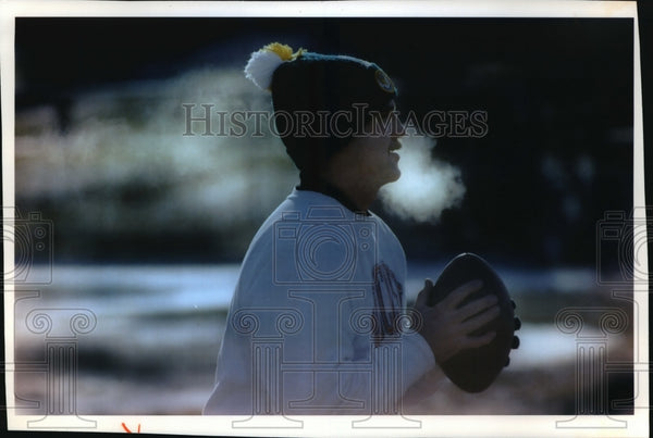 1993 Press Photo Bob Kaiser looks for an open receiver, Waukesha's ...