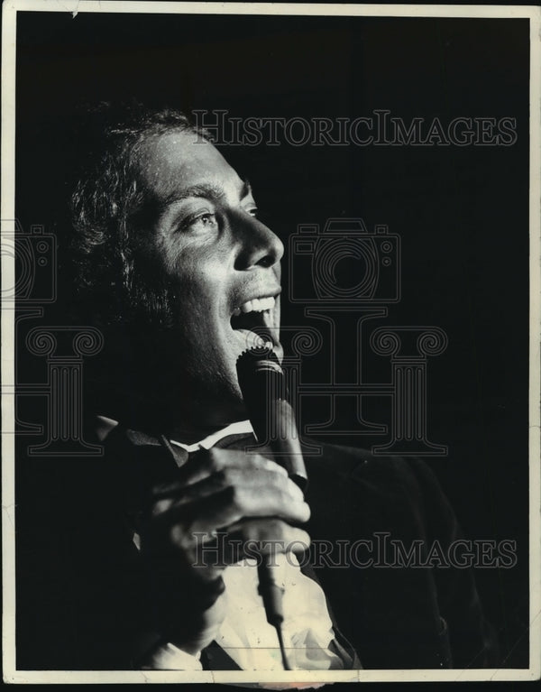 1972 Press Photo Singer Paul Anka in mid Performance - Historic Images