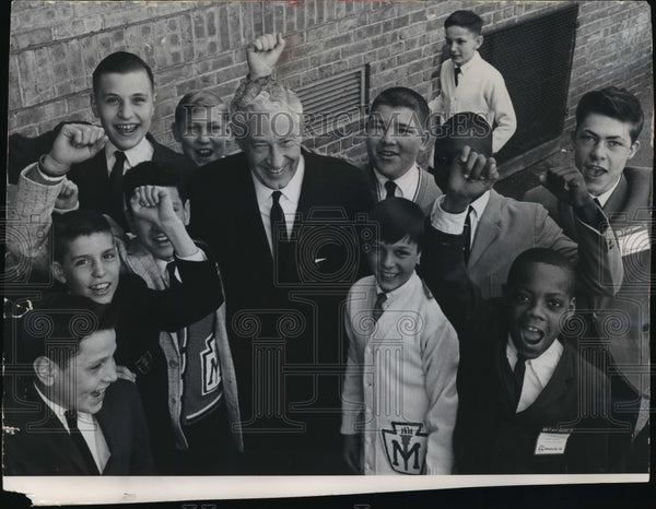 1965 Press Photo Gov Warren Knowles and the young members of Milwaukee ...