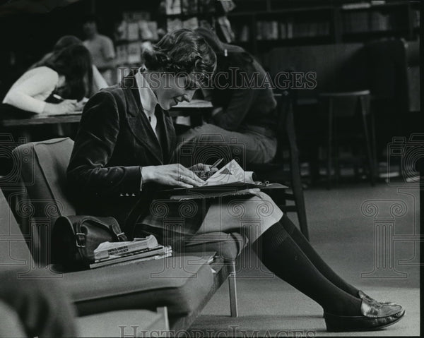 1974 Press Photo Athlete Liz Berry Hit the books in the Library ...