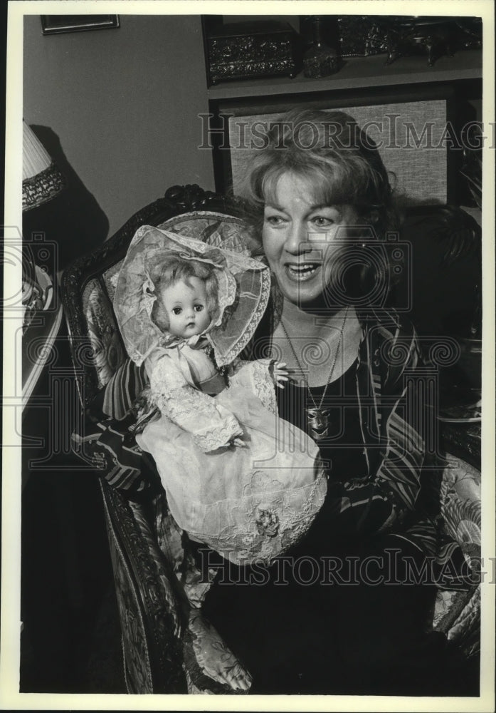 1979 Press Photo Ludmilla Bollow , Playwright, Holding Doll Melisa ...
