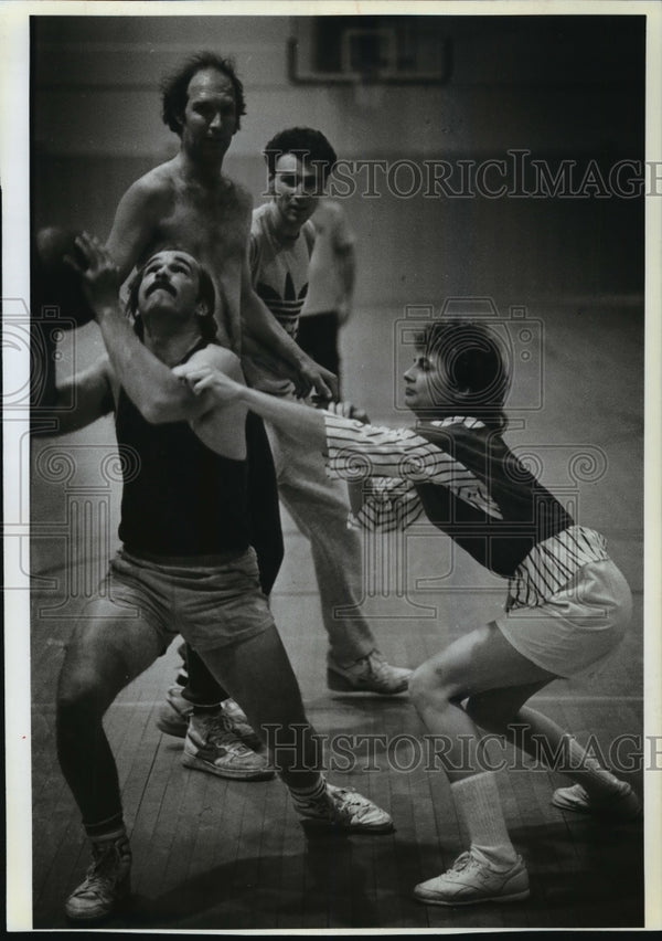 1990 Press Photo Alderman Karen Borchardt fouled Terry Moss during ...