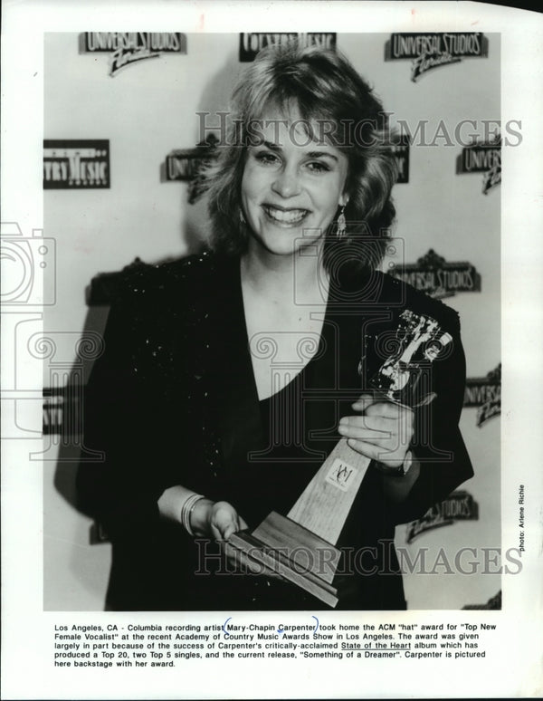 1990 Press Photo Mary Chapin Carpenter wins "Top New Female Vocalist ...