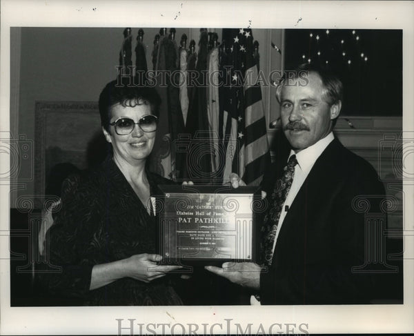 1988 Press Photo Jim Hunter Awards Pat Pathkiller, Diabetes Hall of ...