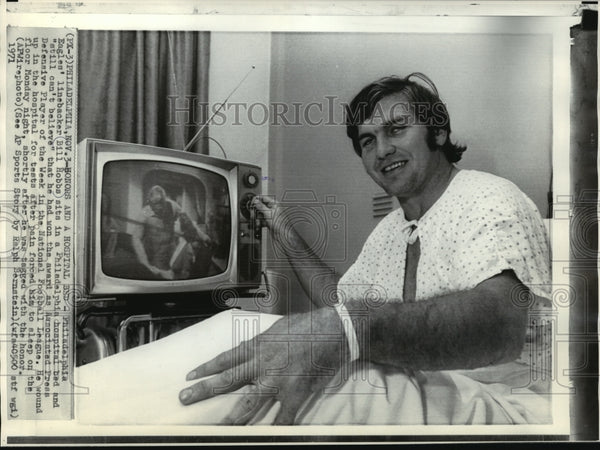1971 Press Photo Philadelphia Eagles' Bill Hobbs Celebrates Award from ...