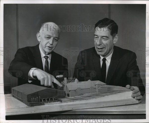 1962 Press Photo W.G. Prasse and Roberst S. Stevenson with Model of ...