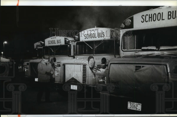 1994 Press Photo Guenther Schmidt Walks to His Bus in Mequon, Wisconsin ...