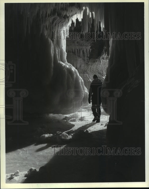 1988 Press Photo Hyma walks through archway as he explores Squaw Bay ...