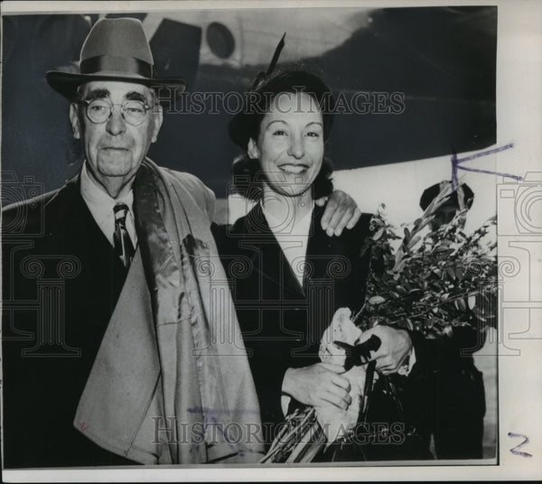 1950 Press Photo Florence Chadwick Back From Swimming Across English ...