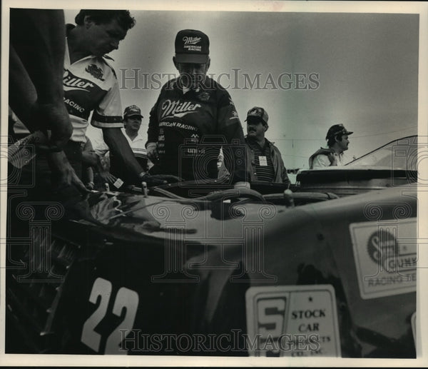 1986 Press Photo Bobby Allison and his crew check out his car ...