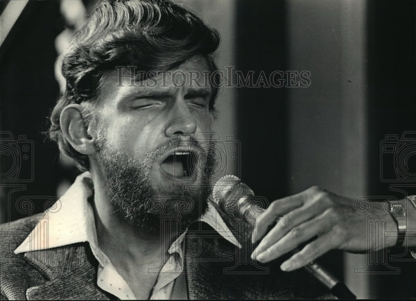 1993 Press Photo Leslie Lemke sang in a concert in Pewaukee - mja60635 ...