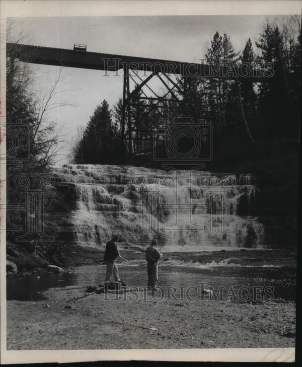 1987 Press Photo Fishermen at Agate Falls on the Ontonagon River in ...