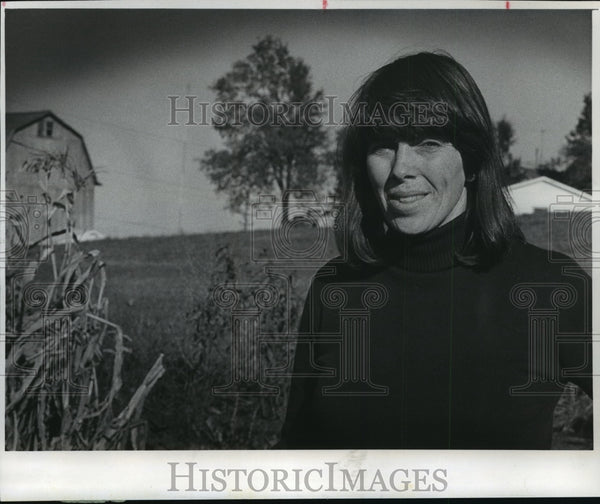 1977 Press Photo Mary Gale Budzisz objects to power plant near her home ...