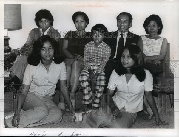 1976 Press Photo Members of the Cheng Family Sat For A Family Portrait ...
