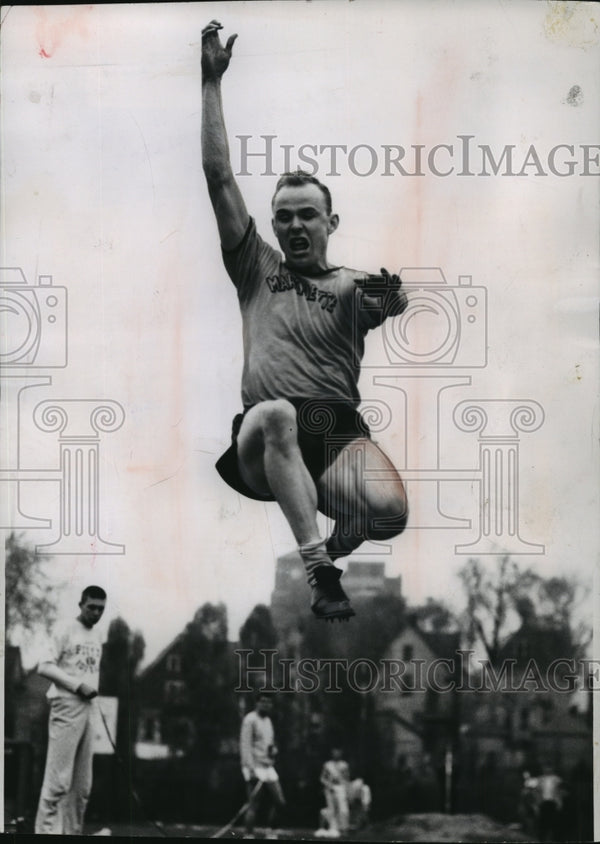 1953 Press Photo John Bennett Jumping 23 Feet at Marquette Stadium - m ...
