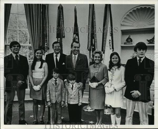 1971 Press Photo President Nixon, Jerris Leonard & family at the White ...