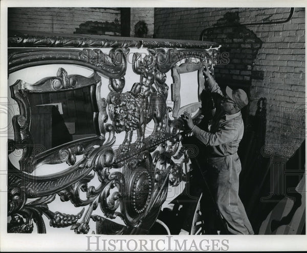 1968 Press Photo Circus World Museum Worker with Antique Circus Wagon ...