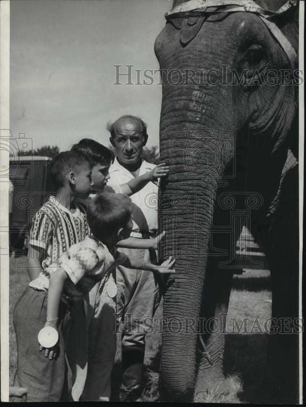 1952 Press Photo Hugo Schmidt introduces boys from St. Josephs to his ...