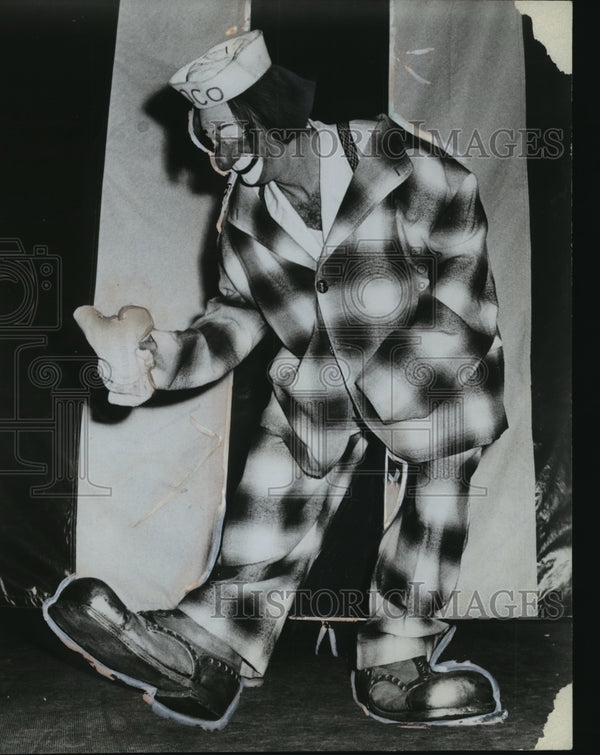 1968 Press Photo Coco the clown has a big shoe shining job ahead ...