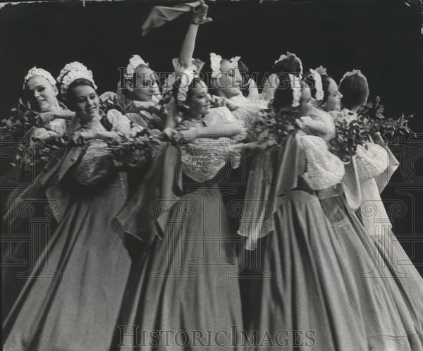 1972 Press Photo The Beryozka Dance Company at the Performing Arts ...