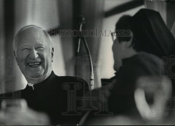 1980 Press Photo Archbishop Cousins laughs with sister Mary Nora Barber ...