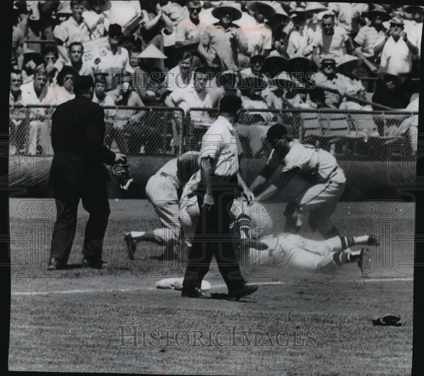 1961 Press Photo Fight During Milwaukee Braves vs. Cincinnati Reds ...
