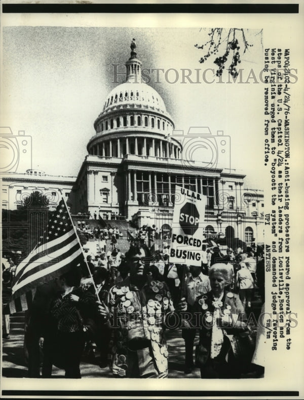 1976 Press Photo Anti-busing protestors at the steps of the U.S ...