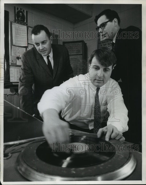 1969 Press Photo W.C. Dunn with two WFMR announcers Bill Munger and Jim ...