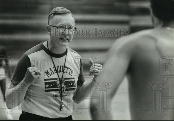 1982 Press Photo Coach Paul Noack instructing a player at Marquette ...