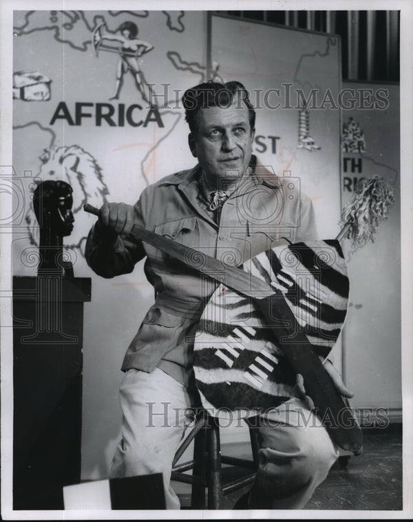 1965 Press Photo Murl Deusing at the Milwaukee Museum - Historic Images