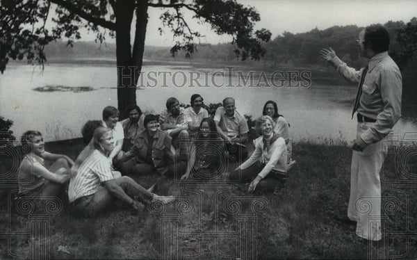 1976 Press Photo Steven Stearns Talks to Interns in Rain at Old World ...
