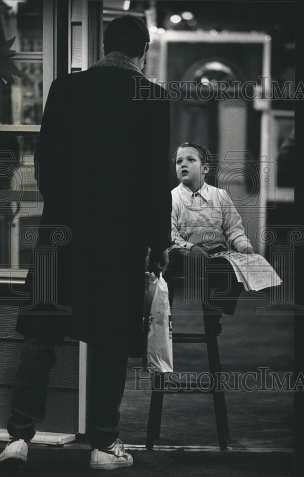 1989 Press Photo Home Improvement Show Daniel and Ben Lodwick hand out ...