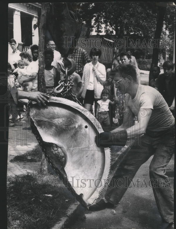 1964 Press Photo Workmen lift heavy gear section after explosion at ...