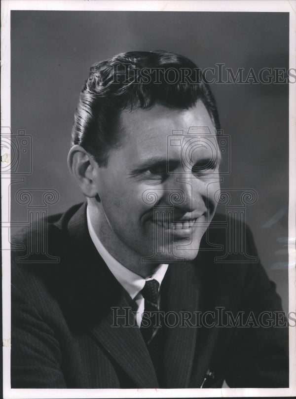 1965 Press Photo William Lewis, tenor, rehearsing in Milwaukee ...