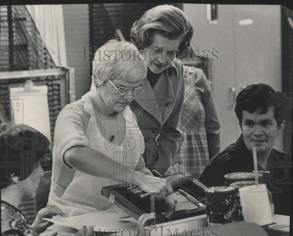 1976 Press Photo Mrs. Gerald Ford Inspecting Work in a Silk Screen Shop ...