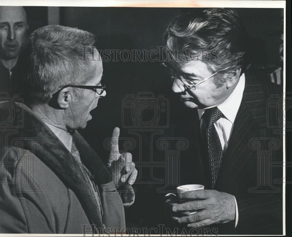 1974 Press Photo Governor Patrick J. Lucey receives advice from old ...